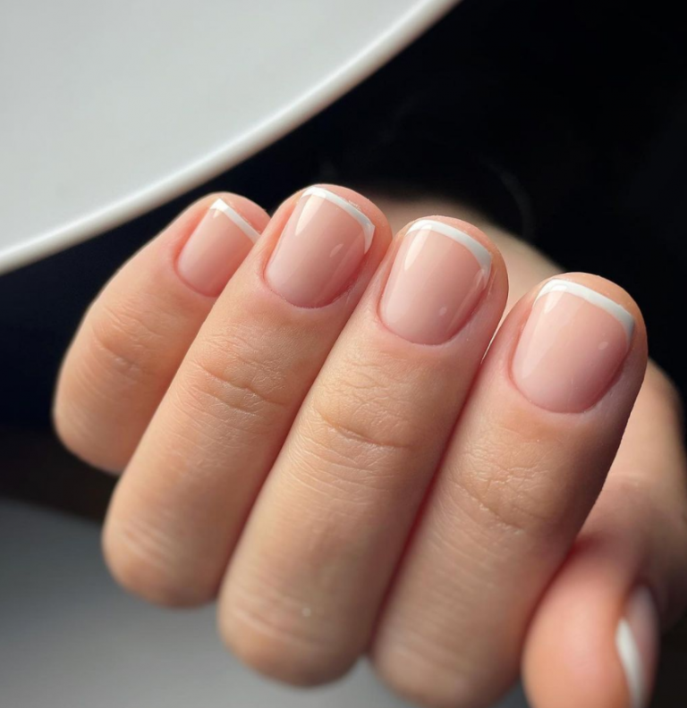 Short acrylic nails show off your beauty with