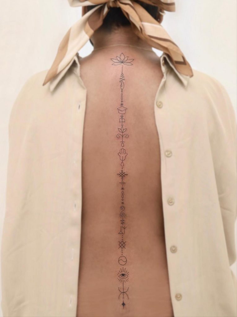38 Chic spine tattoos and back tattoos for cool women - Fashionsum