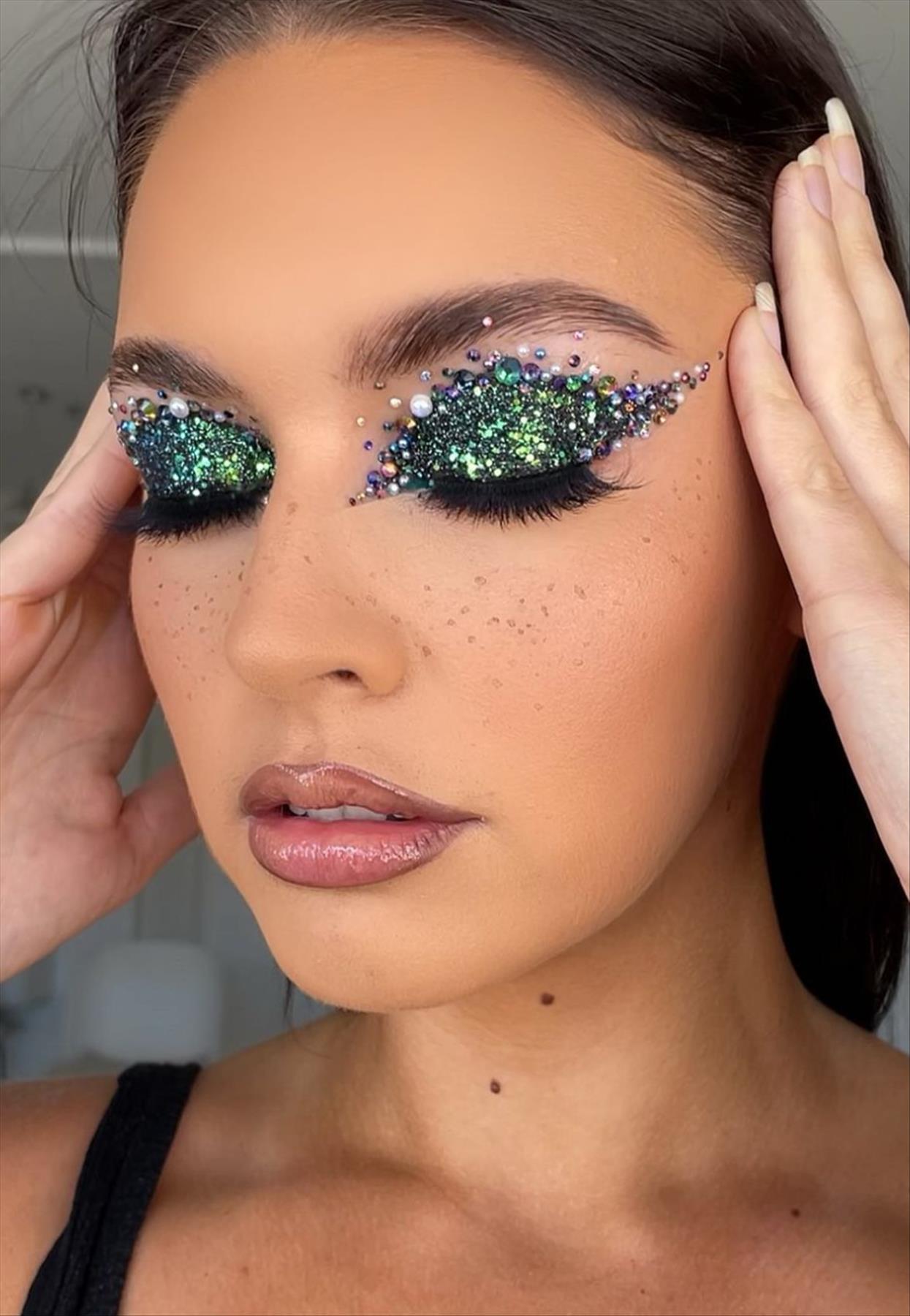 30 Charming Festival Makeup Looks with glitter diamonds