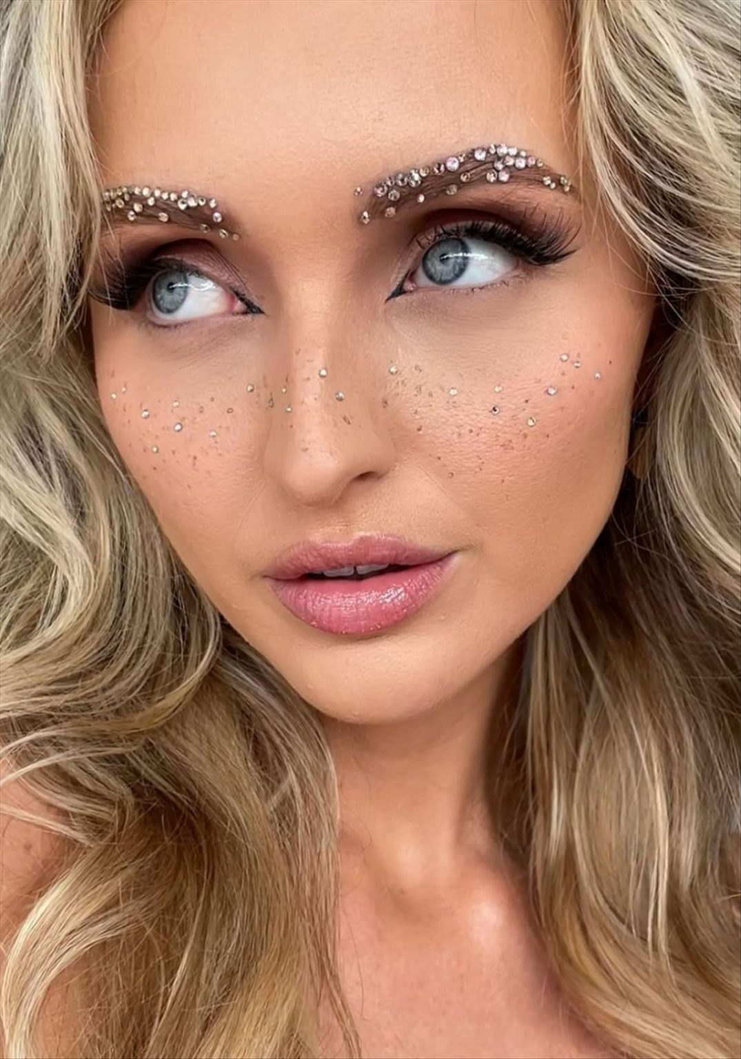 30 Charming Festival Makeup Looks with glitter diamonds
