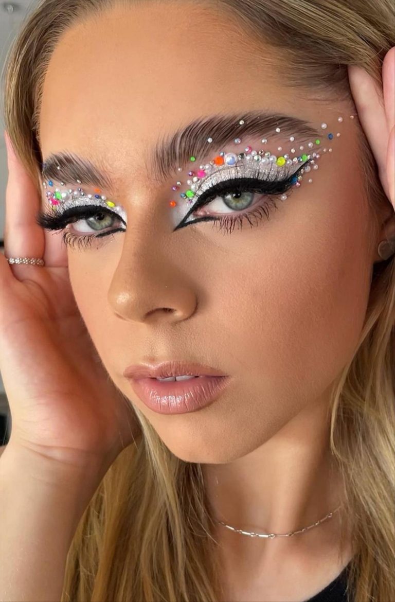 30 Charming Festival Makeup Looks with glitter diamonds