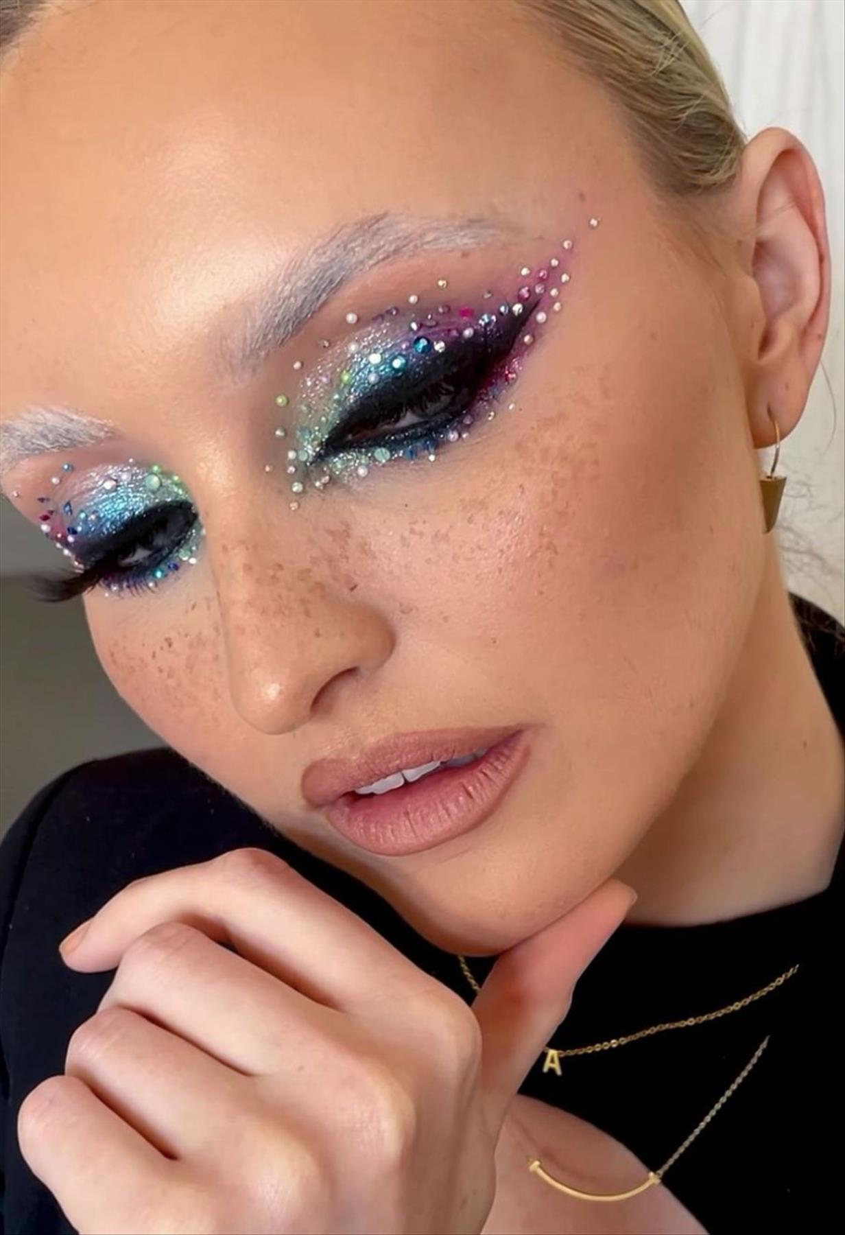 30 Charming Festival Makeup Looks with glitter diamonds