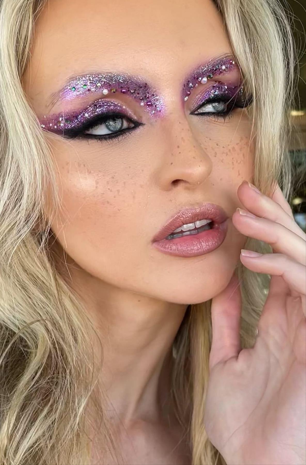 30 Charming Festival Makeup Looks with glitter diamonds