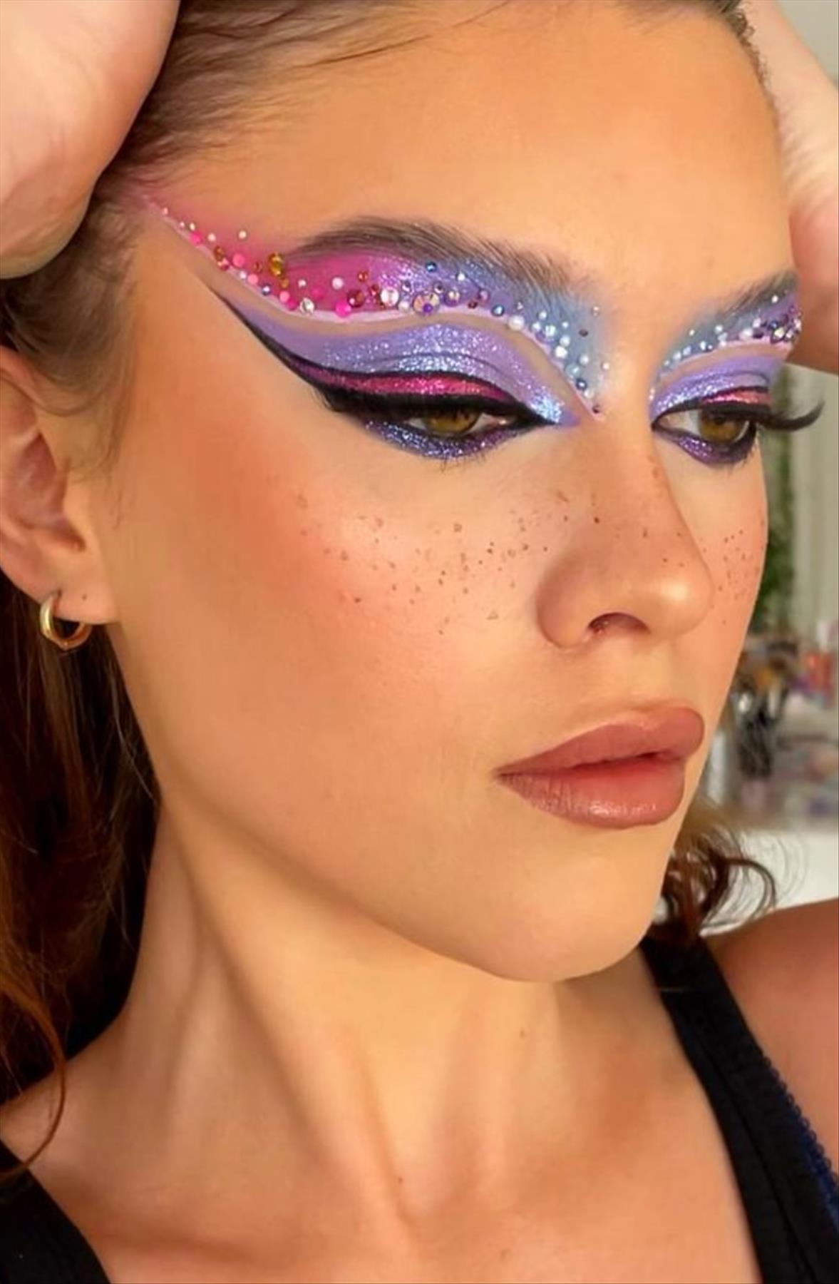 30 Charming Festival Makeup Looks with glitter diamonds