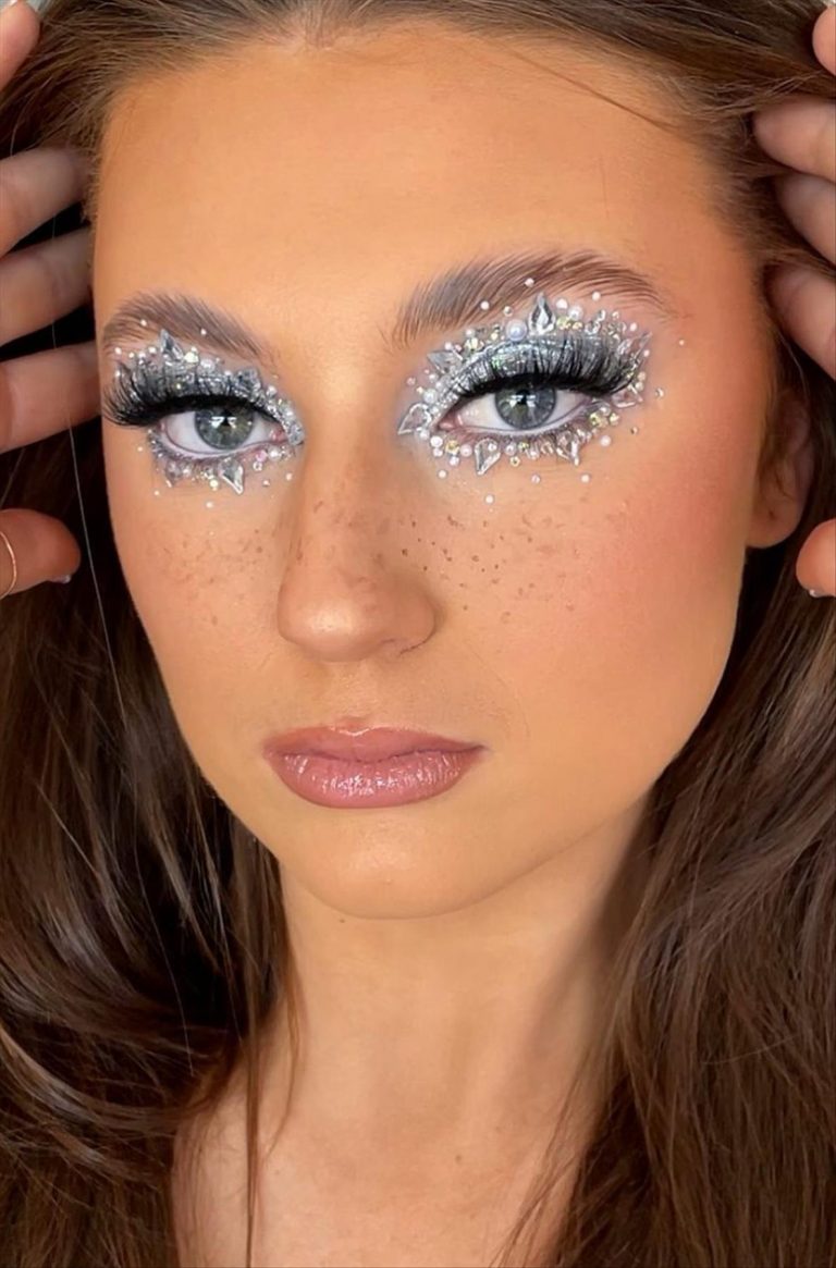 30 Charming Festival Makeup Looks with glitter diamonds
