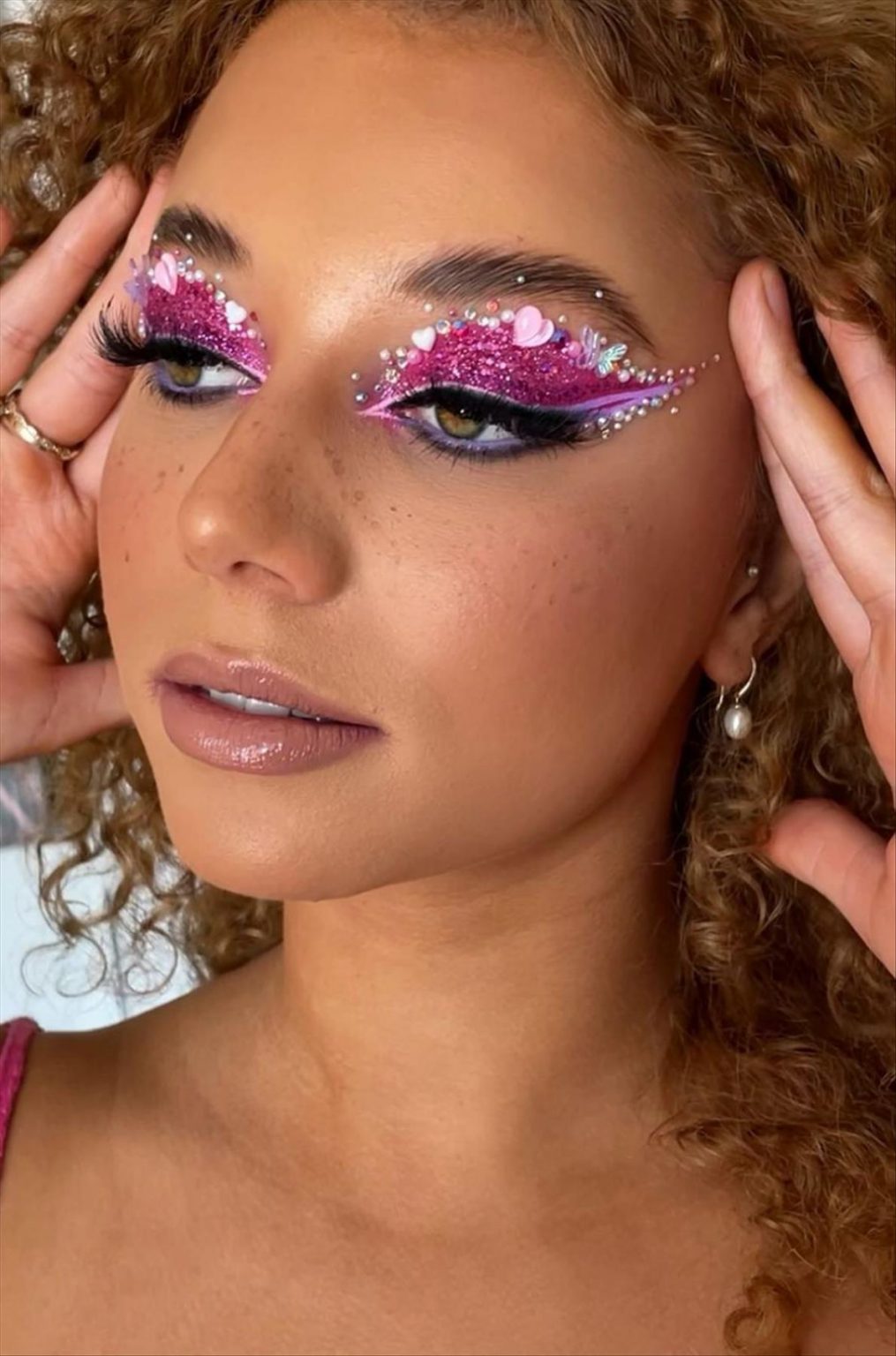 30 Charming Festival Makeup Looks with glitter diamonds
