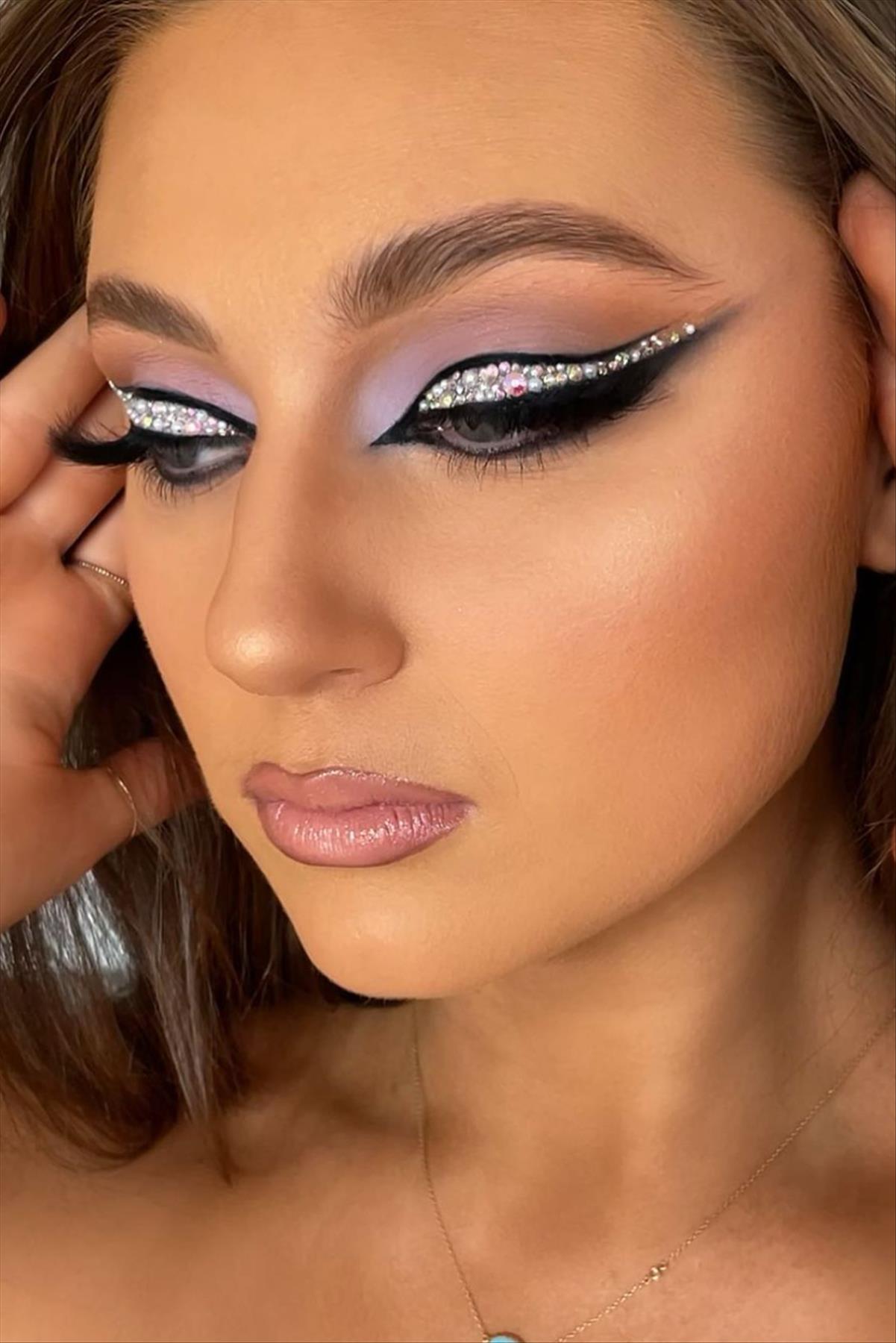 30 Charming Festival Makeup Looks with glitter diamonds