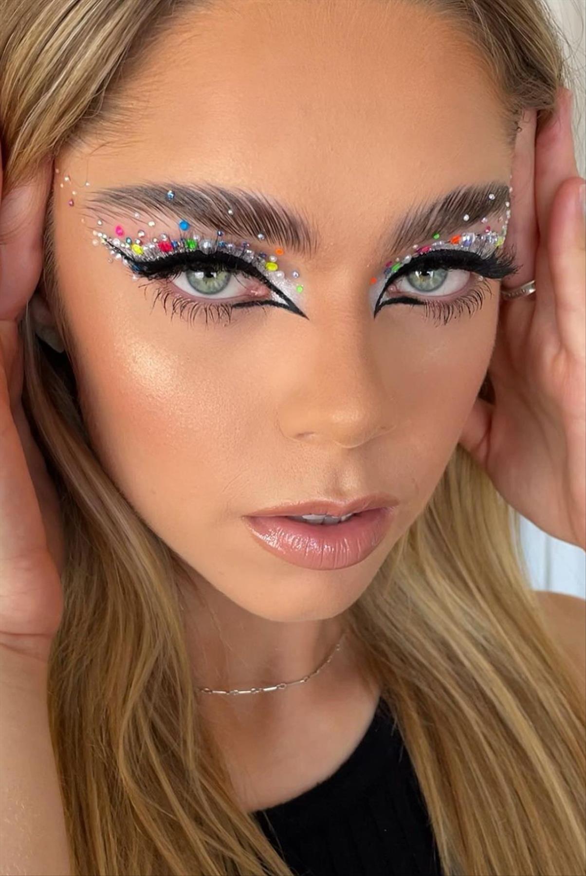 30 Charming Festival Makeup Looks with glitter diamonds