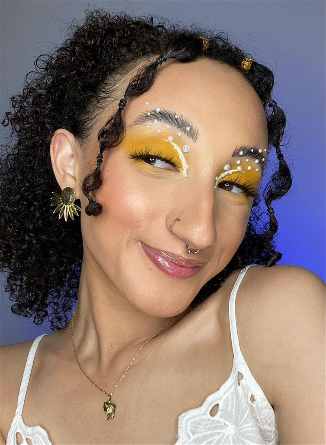 30 Charming Festival Makeup Looks with glitter diamonds