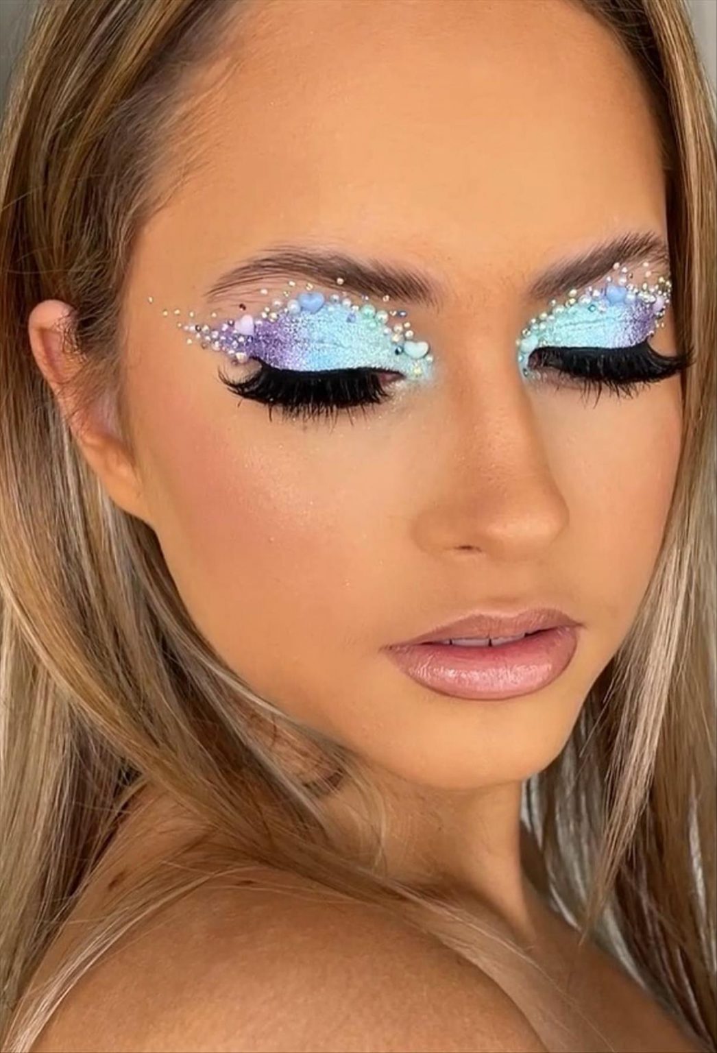 30 Charming Festival Makeup Looks with glitter diamonds