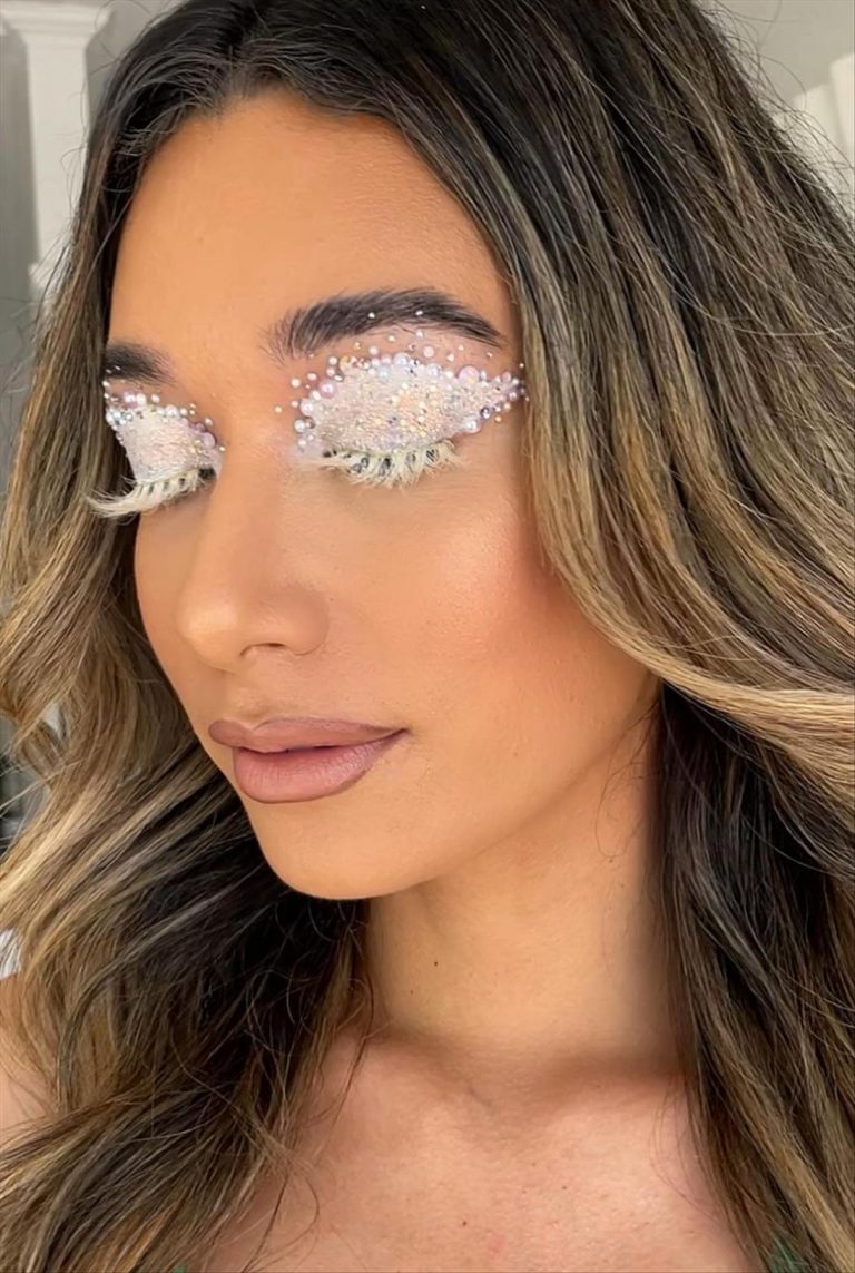 30 Charming Festival Makeup Looks with glitter diamonds