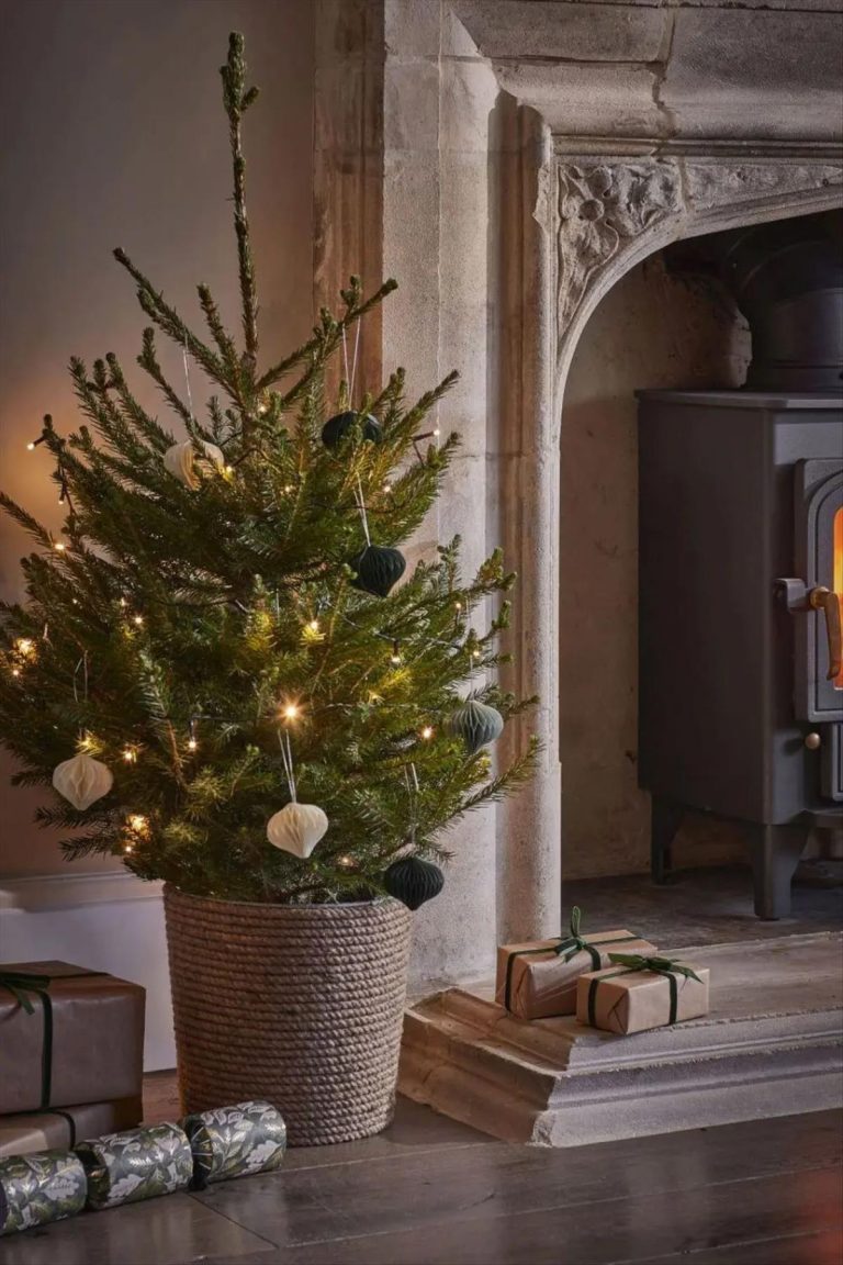 30 Classic Christmas tree ideas 2023 trends you'll love - Fashionsum