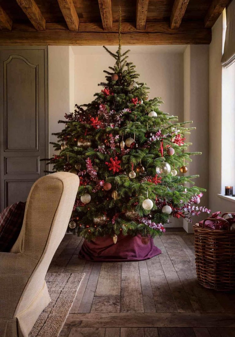30 Classic Christmas tree ideas 2023 trends you'll love - Fashionsum