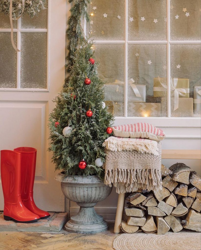 34 Festival Christmas window decor ideas for 2023 - Fashionsum